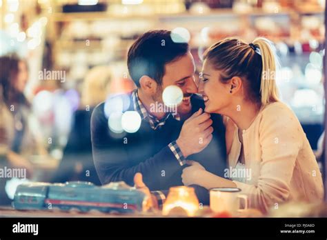 Romantic Couple Kissing Night Hi Res Stock Photography And Images Alamy