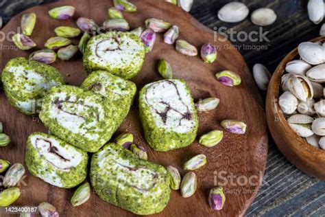 피스타치오와 초콜릿을 곁들인 동양의 단맛 터키의 즐거움 과일에 대한 스톡 사진 및 기타 이미지 과일 꿀 다양 Istock