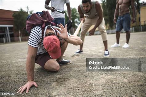 야구 방망이와 다른 하나를 공격 하는 다민족 남자의 그룹 가정 폭력에 대한 스톡 사진 및 기타 이미지 가정 폭력 경기 스포츠 경쟁 Istock