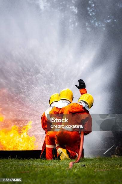 소방관 개념 화재로 싸우기 위해 물과 소화기를 사용하는 소방관 소방 훈련 훈련 중 호스와 물로 화재와 싸우는 소방관 40 44