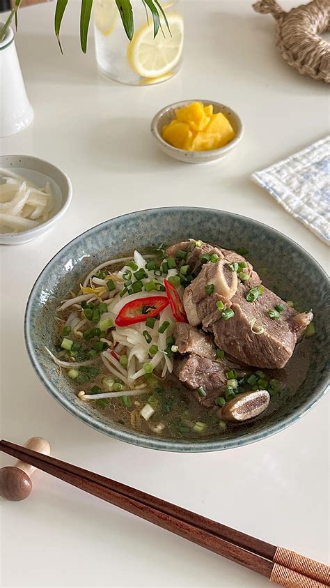 소의 드디어 만들어본 딸기 요거트 초콜릿🍓🍫 상큼한 딸기랑 꾸덕한 그릭요거트 달콤한 초콜릿까지 더해지니 너무 맛있어요ㅎㅎ 살짝 녹은 그릭요거트가 사각사각한 식감을 살려
