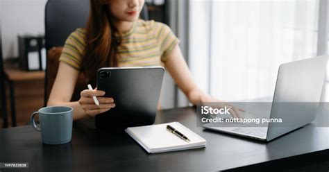 집에서 스마트폰과 태블릿을 개념으로 사용하는 여성 사업가 18 19세에 대한 스톡 사진 및 기타 이미지 18 19세 개념 검색 엔진 Istock