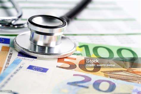 청진기 차트 및 그래프 스프레드 시트 종이 금융 계정 통계 투자 분석 연구 데이터 경제 스프레드 시트 및 비즈니스 회사 개념 건강관리와 의술에 대한 스톡 사진 및 기타