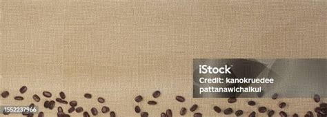굵은 베옷 배경에 뜨거운 커피 콩 배경 연기 볶은 커피 원시 커피 콩 아라비카 로부스타 3d 그림 위에서 보기 0명에 대한 스톡 사진 및 기타 이미지 Istock