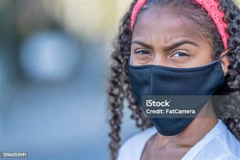 보호 얼굴 마스크를 착용 아름다운 10 세 아프리카 계 미국인 소녀 10 11세에 대한 스톡 사진 및 기타 이미지 10 11