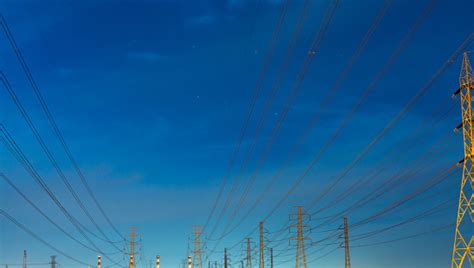 고전압 전기 극 및 전송 라인 저녁에 밤에 전기 Pylons입니다 전원 및 에너지입니다 에너지 절약입니다 높은 전압 분포 역에서 와이어 케이블 그리드 타워 0명에 대한 스톡