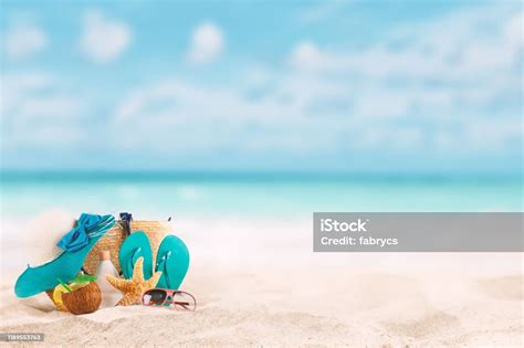 해변 휴가를위한 액세서리와 여름 배경입니다 전경과 흐린 배경에 모래와 열대 풍경 뜨거운 목적지에서 여름 휴가의 개념 개념에 대한 스톡 사진 및 기타 이미지 Istock
