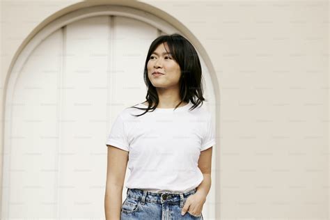 하얀 문 앞에 서 있는 여자 사진 Unsplash의 여자 이미지