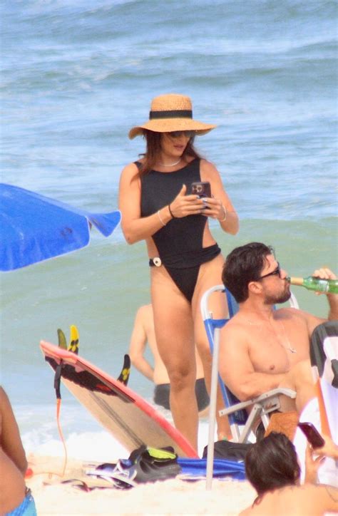 De Maiô Preto E Chapéu Juliana Paes Rouba A Cena Na Praia Da Barra Ao