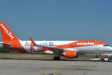 Sleazyjet Couple Caught On Camera Joining Mile High Club