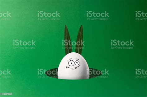 토끼 귀와 재미 있는 얼굴이 구멍에서 들여다 보는 부활절 달걀 최소한의 개념입니다 개념에 대한 스톡 사진 및 기타 이미지 개념 계절 귀여운 Istock