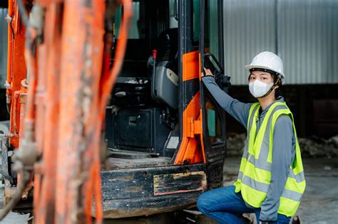 초상화 아시아 여성 엔지니어는 반사 조끼와 흰색 안전 모자를 착용합니다 작업 건설 현장 영역에서 기계 확인 20 24세에 대한 스톡 사진 및 기타 이미지 Istock