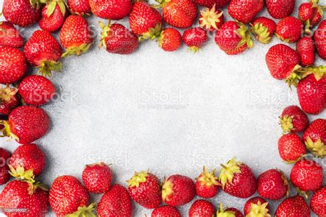 콘크리트 배경에 수분이 잘 익은 딸기를 프레임 달콤한 건강 디저트 비타민 수확 복사 공간을 복사합니다 개체 그룹에 대한 스톡 사진 및 기타 이미지 Istock