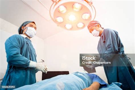 수술실에서 함께 논의하는 외과 의사와 조수 수술 및 응급 개념 25 29세에 대한 스톡 사진 및 기타 이미지 25 29세 2명 30 34세 Istock