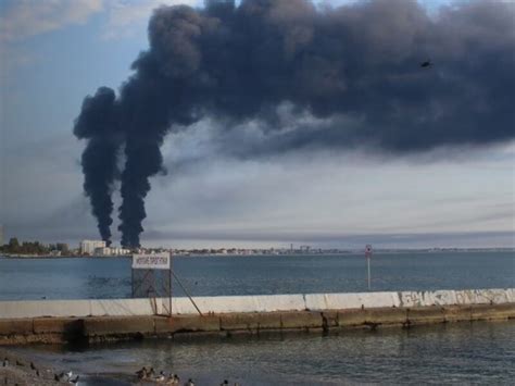 Нафтовий термінал у Феодосії досі горить людей почали відселяти Читайте на Ukr Net