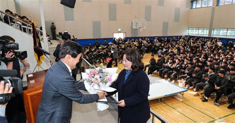 아이들 웃어주면 피로 잊어 제주 세쌍둥이 부모 고교 졸업식서 눈물