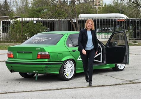 Йорданка Фандъкова навигира Ангел Караньотов в дрифт демонстрация Снимки