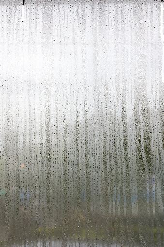 미스트 유리 실버 비 방울은 투명 유리 창에 방울을 떨어 뜨립니다 젖은 안개 유리에 물 방울과 이슬 찜에 대한 스톡 사진 및 기타 이미지 Istock