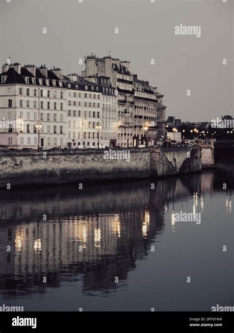 Nighttime View Of The Island Of Île De La Cité River Seine Paris
