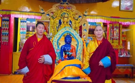 Ноён хутагт Оточ Манал бурхныг заллаа