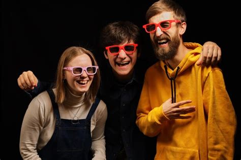 Dois Caras E Uma Garota Em Um Cinema Assistem Emocionalmente A Um Filme