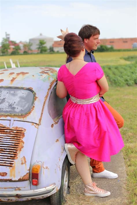 무료 사진 남자 친구 여자 친구 오래 된 스타일 옛 타이머 자동차 소녀 여자 사람들 여름 야외에서