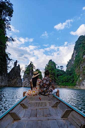 태국 팡가 태국의 카오속 국립공원을 방문한 롱테일 보트에 있는 커플 카오석 국립공원 여행객을 위한 롱테일 보트 치우란 호수 라트차파파댐 2명에 대한 스톡 사진 및 기타