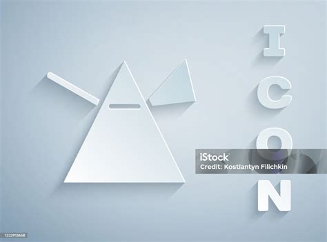 회색 배경에 격리 된 프리즘 아이콘의 용지 자르기 광선 유리 프리즘에 레이 무지개 스펙트럼 분산 광학 효과 종이 아트 스타일입니다 벡터 일러스트레이션 0명에 대한 스톡 벡터