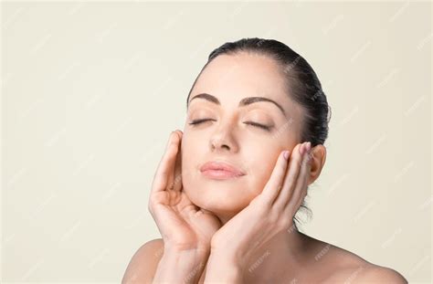 Mujer De Belleza Con Piel Sana Tocándose La Cara Foto Premium