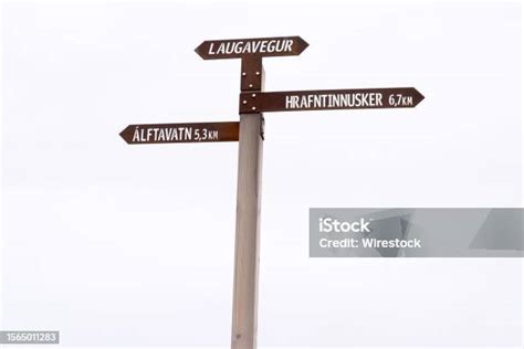 여러 도시와 마을로 가는 길을 나타내는 여러 도로 표지판의 클로즈업 0명에 대한 스톡 사진 및 기타 이미지 0명 고속도로 교차로 Istock