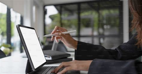 컴퓨터 태블릿에 정보를 쓰는 스타일러스 펜을 들고 있는 사업가의 자른 쇼 사진 Unsplash의 컴퓨터 이미지