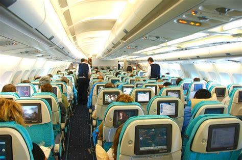 Peristiwa Unik Di Pesawat Yang Viral Penumpang Dilakban Hingga Atlet Ngeseks Depan Pramugari