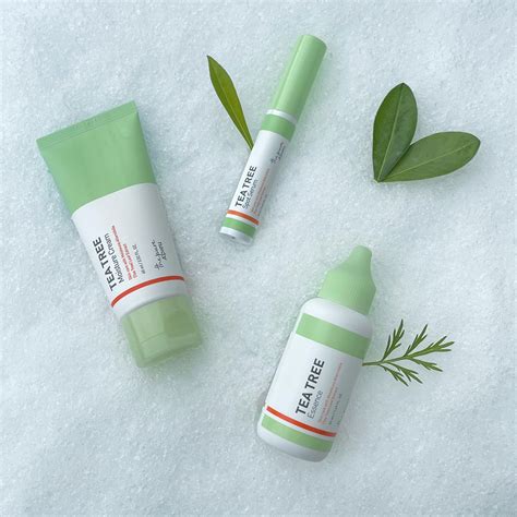 어퓨 Apieu 𝘼𝙋𝙄𝙀𝙐 𝙏𝙃𝙀 𝙋𝙐𝙍𝙀 𝙏𝙀𝘼 𝙏𝙍𝙀𝙀 𝙇𝙄𝙉𝙀 민감 피부도 부담 없이 순하게 피부 진정☘️ 트러블 고민될 때 톡톡 사계절 모두 사용할 수