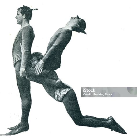 휴먼 알파벳 편지 K 기괴한 예술 해석 스타일 글꼴 빅토리아 패션 19세기에 대한 스톡 벡터 아트 및 기타 이미지 19세기 19세기 스타일 공연 Istock