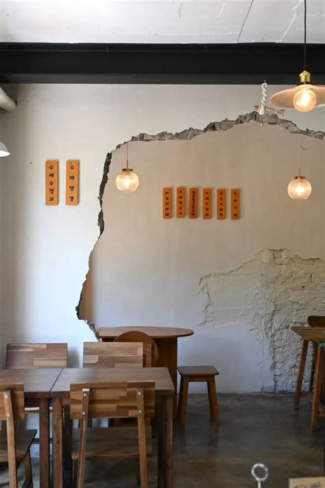 벽면 포인트 내추럴 빈티지 18평 카페 인테리어 인천 부평구 갈산동