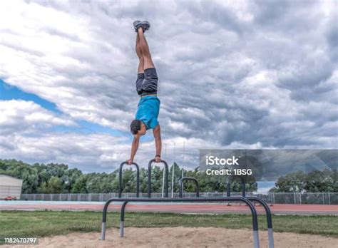 남자 운동 선수 손잡이 배경 스포츠 지상 구름 나무 도시에서 여름에 하루 활동적인 청소년 라이프 스타일 거리에서 피트니스 운동 힘과 동기 부여를위한 여유 공간 강한 남자