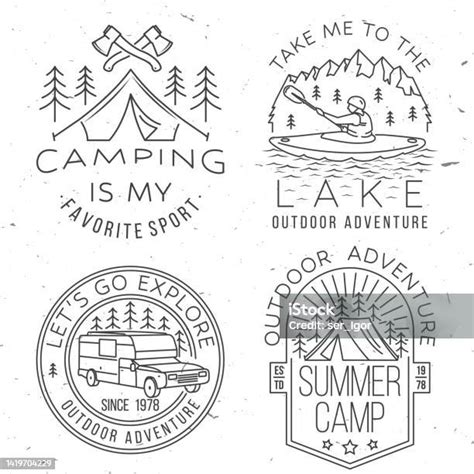 칠판에 캠핑 배지 디자인 세트 벡터 일러스트레이션 셔츠 또는 로고 인쇄 우표 또는 티에 대한 개념 카누 호수 캠핑카 Rv 텐트