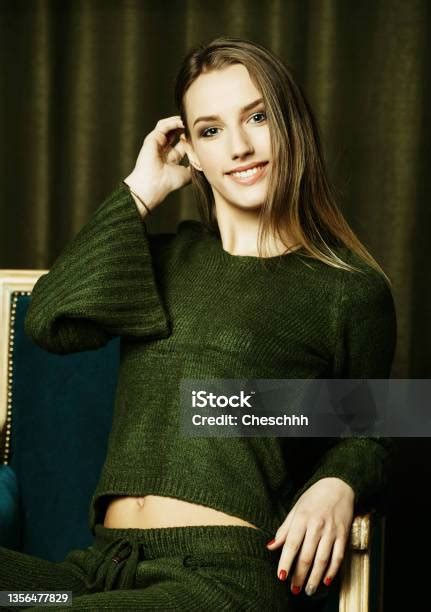 캐주얼 한 의상을 입고 큰 편안한 의자에 앉아 카메라를보고 아름다운 젊은 여성의 스튜디오 샷 20 29세에 대한 스톡 사진 및 기타 이미지 Istock