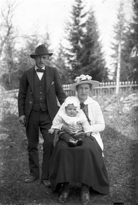 Familjeporträtt Man Kvina Och Litet Barn Länsmuseet Gävleborg