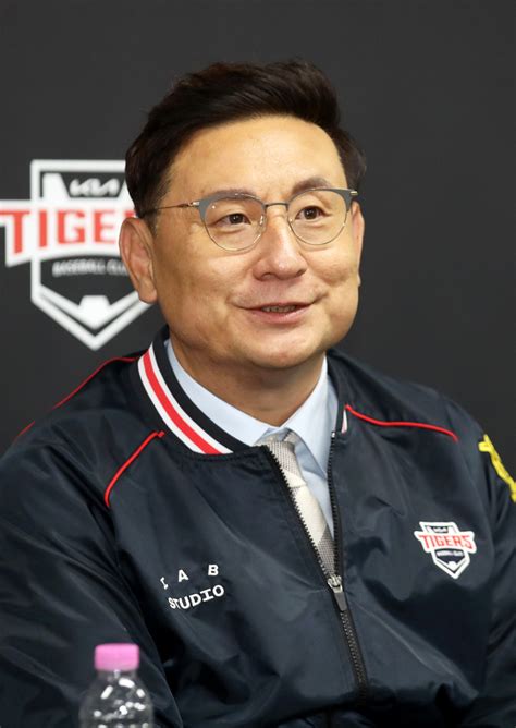 이슈유머 현 기아 타이거즈 단장의 선수시절 송구