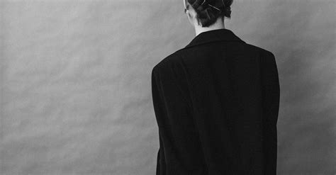 검은 코트 검정색과 흰색 격식있는 옷차림 그레이스케일 그림자 단순한 단조 뒷모습 맞춤형 코트 매우 복잡한 모델링 몸매 미니멀리스트 밝은 대비 보그