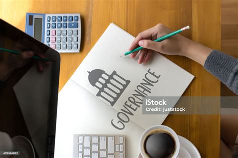 지배 구조와 건물 기관 컴퓨팅 컴퓨터 노트북 테이블 실루엣과 필터 태양에 스크린 귀여운에 대한 스톡 사진 및 기타 이미지 귀여운 기업 재무와 산업 모던 양식 Istock