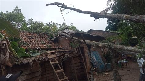 Puting Beliung Ngamuk, Rumah Warga di Desa Talang Batu Prabumulih ...