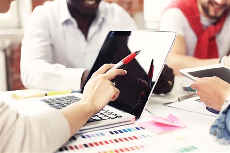 팀웍 브레인스토밍 개념입니다 젊은 크리에이 티브 관리자 팀 현대 사무실에서 새로운 시작 프로젝트 나무 테이블에 현대 노트북입니다