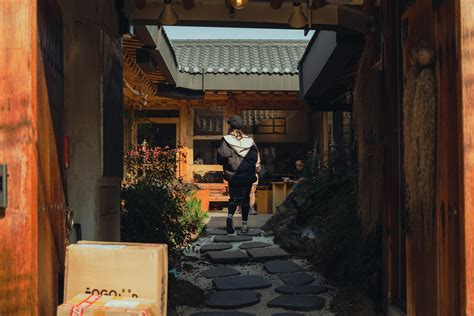 거리 사진 건물 걷는 여자 경치 고요한 골목 그림자 놀이 낮 대도시 생활 대한민국 도시 경관 도시 문화 도시 사진 도시 생활 도시 탐사 도시의 삶