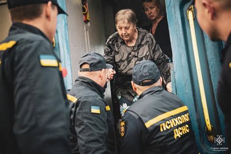 Допомога евакуйованим з Херсонщини на вокзалі у Хмельницькому Товариство Червоного Хреста України