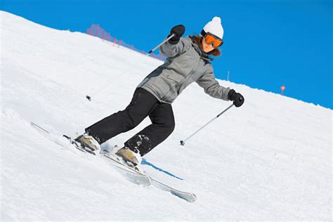 십대 여자아이 인공눈 스키어 스키타기 On 화창한 스키복 리조트 겨울에 대한 스톡 사진 및 기타 이미지 겨울 겨울 스포츠 극지 기후 Istock