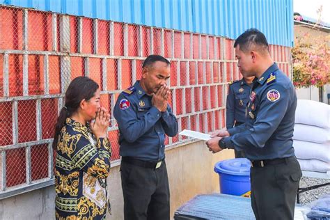 ឧត្តមសេនីយ៍ឯក រ័ត្ន ស្រ៊ាង ចាត់ក្រុមការងារនាំយកអំណោយ និងសម្ភារមួយចំនួន ចុះសួរសុខទុក្ខ សមាជិក