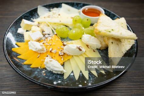 모듬 치즈 얇게 썬 치즈와 꿀과 호두를 곁들인 흰 빵의 바삭바삭한 크루통 0명에 대한 스톡 사진 및 기타 이미지 0명 강판에 갈기 개체 그룹 Istock