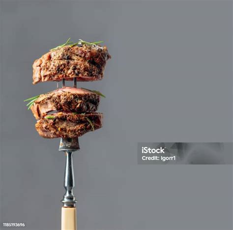 로즈마리와 소금을 곁들인 구운 소고기 스테이크 포크에 쇠고기 스테이크 0명에 대한 스톡 사진 및 기타 이미지 0명 갈색 검은색 Istock